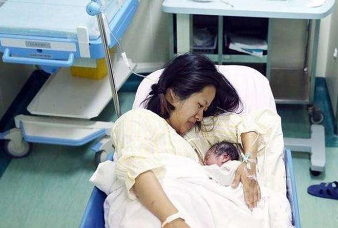 Vợ sinh con đen nhẻm, tóc xoăn, da màu bị chồng chất vấn, mẹ chồng sợ ...