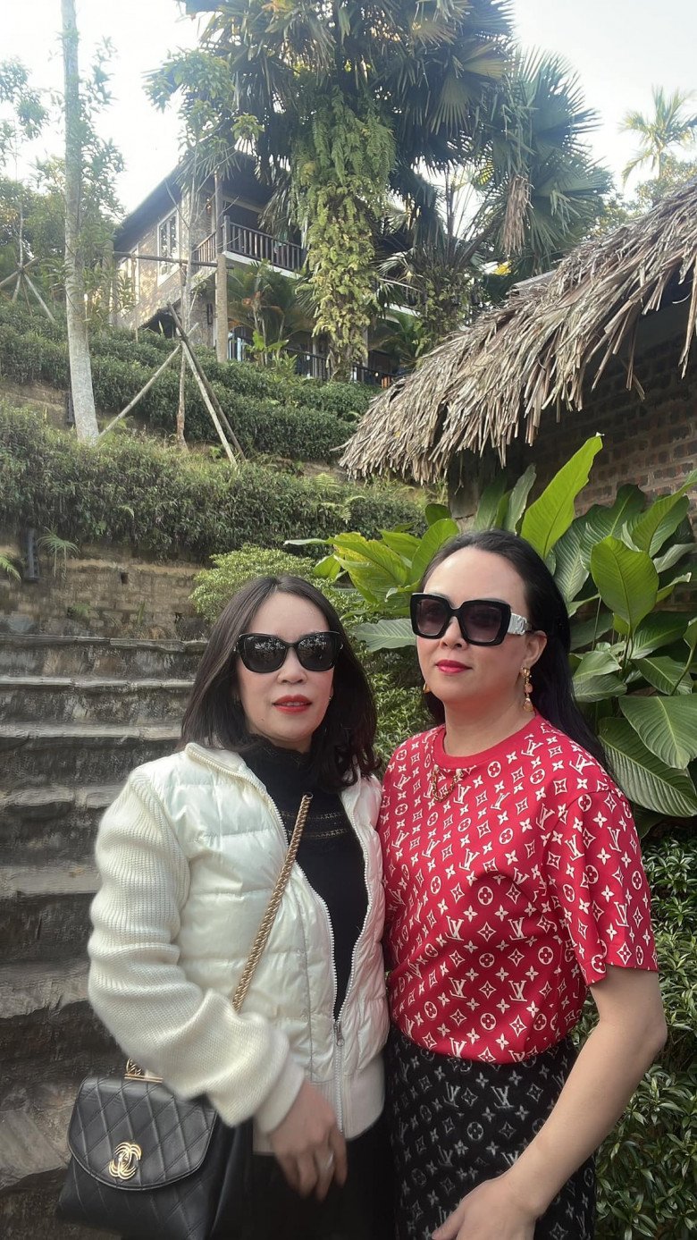 Phượng Chanel hiếm hoi diện shorts khoe cặp đùi U50 mịn màng, cứ như phụ nữ đẹp khi không thuộc ...