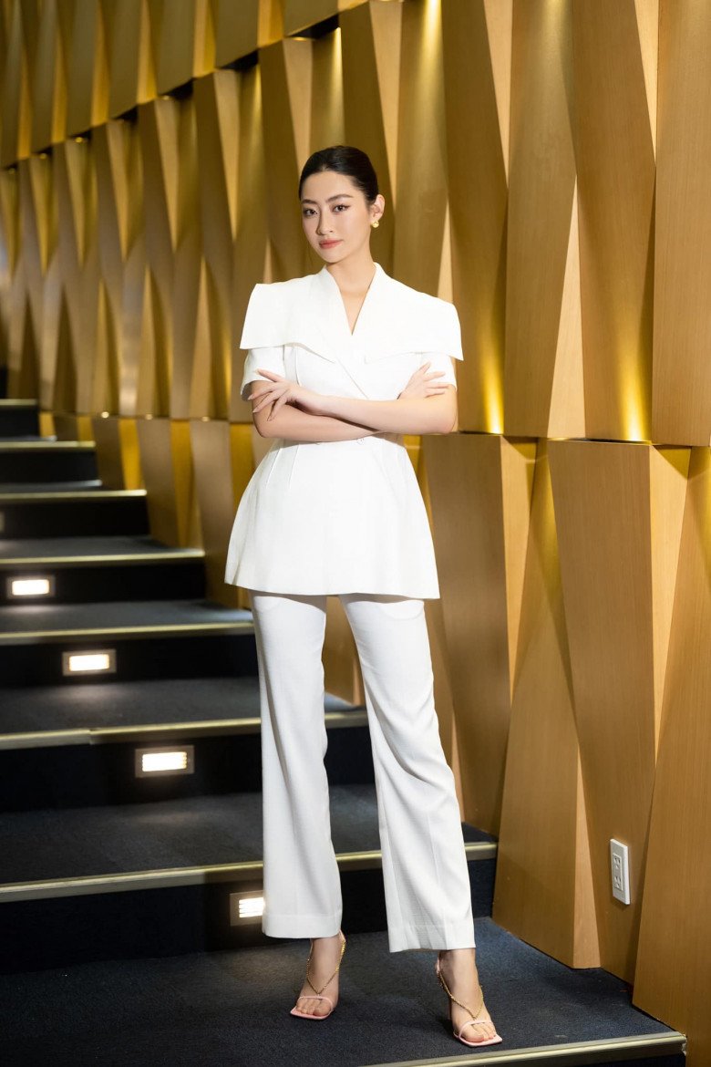 Chân dung cô tình nguyện viên tiếp sức mùa thi cao 1m79, chân dài, mặt ...