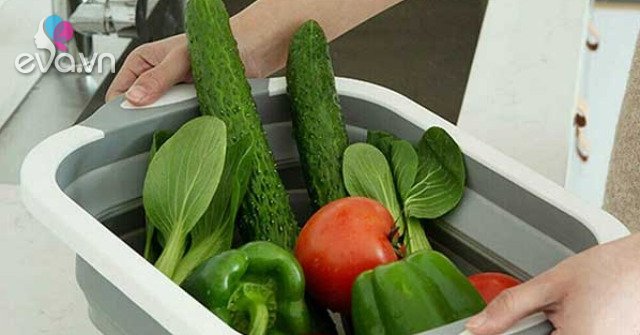 Rửa rau dưới vòi nước xưa rồi, làm động tác này khi rửa để đánh tan hóa ...