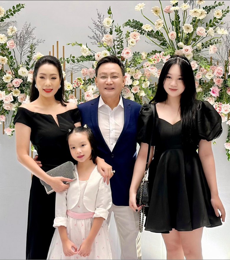 Con gái đại gia ngành nhựa có mẹ là Á hậu, tuổi 21 chân dài như sếu, sở ...