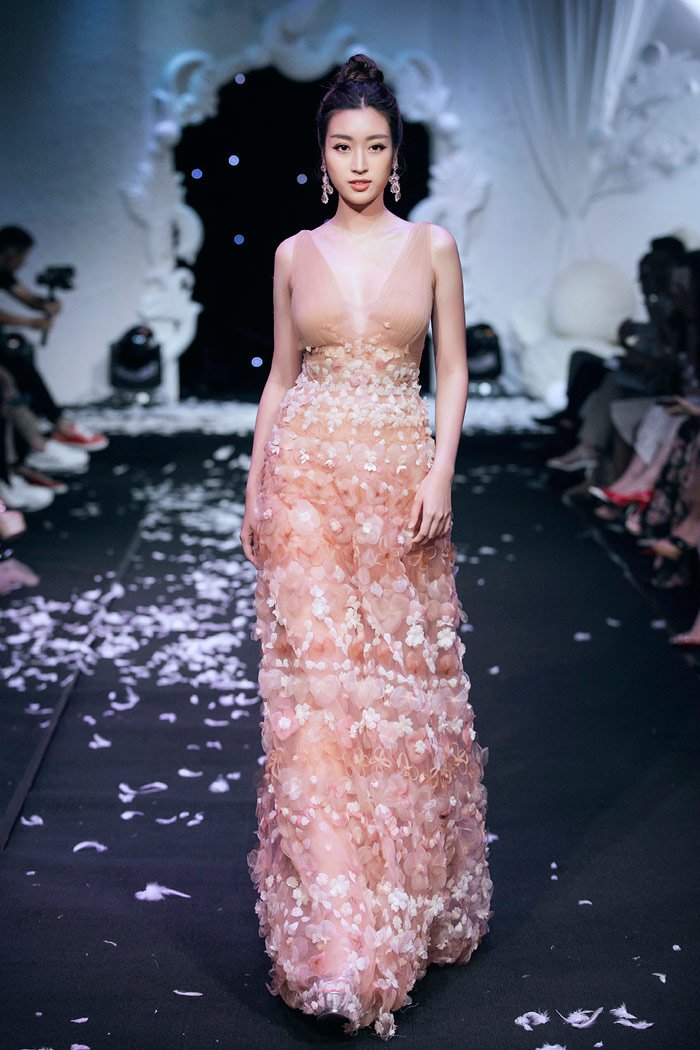 Hoa hậu Đỗ Mỹ Linh, Tiểu Vy xinh đẹp như tiên nữ sải bước kiêu hãnh khi ...