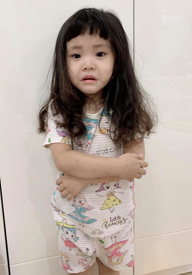 Con gái phá nát phòng, Hải Băng liền phạt nhưng câu trả lời của bé khiến cô câm nín