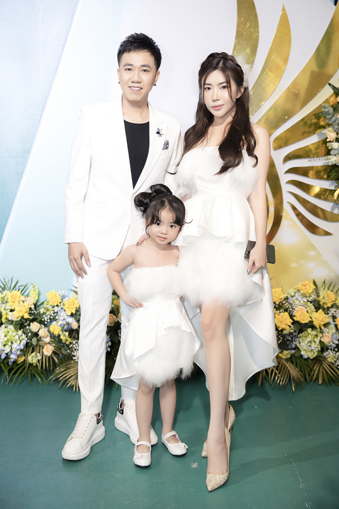 Diễn viên Anh Đức bất ngờ xuất hiện cùng hot girl Anh không đòi quà nổi ...