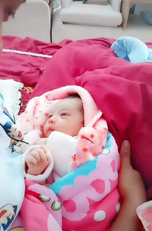 Ông bố trẻ khoe lấy vợ châu Phi, màu da con chào đời ai cũng bất ngờ