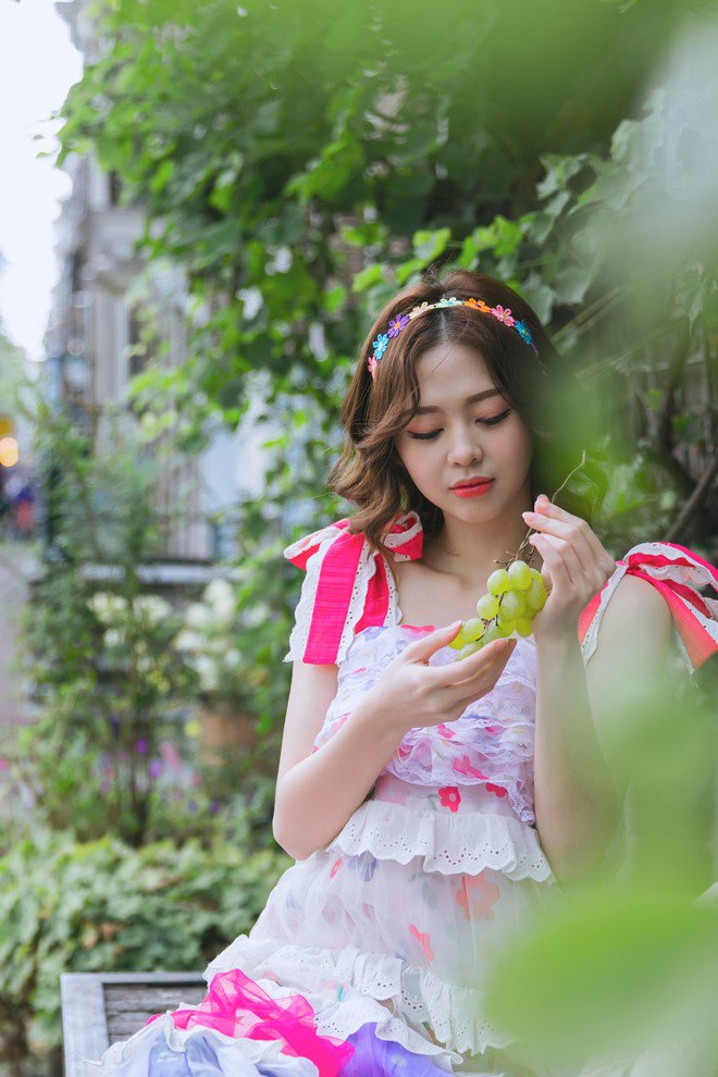 Liz Kim Cương một mình kéo vali đi khắp châu Âu trong MV mới với Trịnh ...