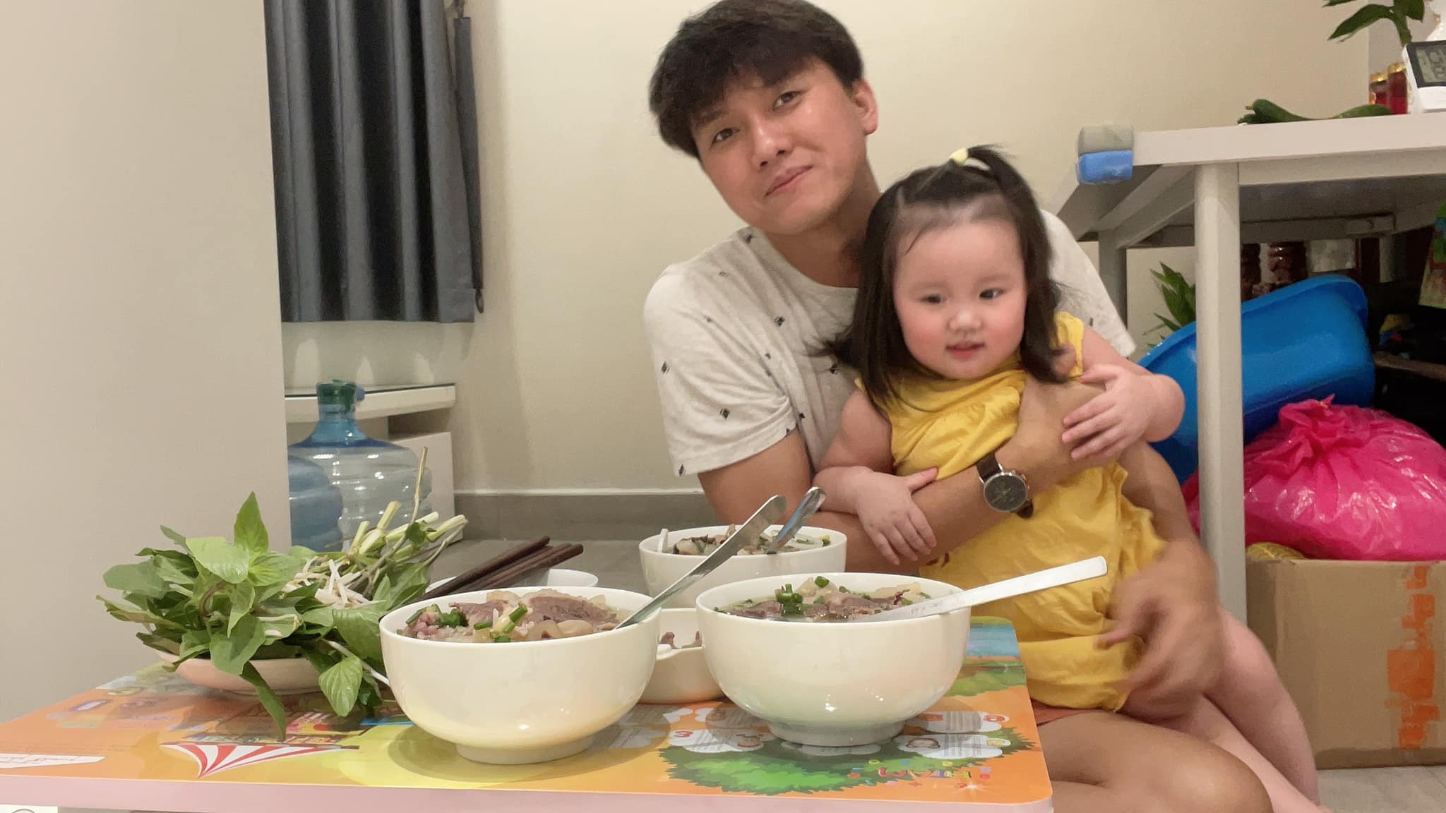 Vợ anh Vi Cá Quách Ngọc Tuyên làm mẹ bỉm, được chồng hơn 16 tuổi chở đi ...