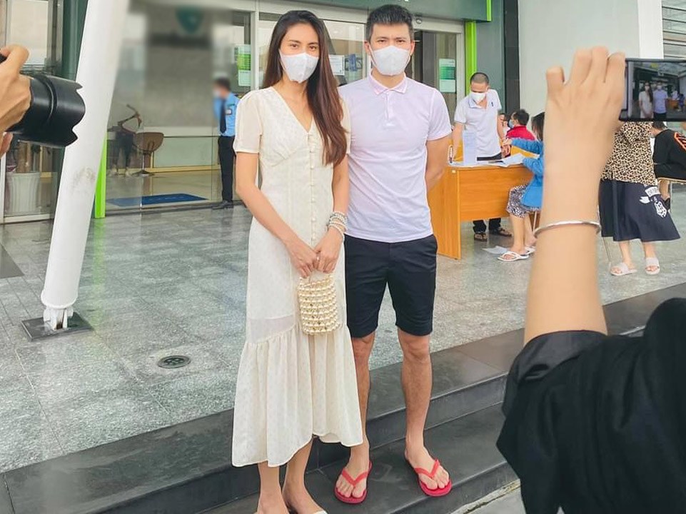 Thuỷ Tiên đi sao kê đẹp như tiểu thư, xách túi ngọc trai được bán tràn lan, giá ngã cây