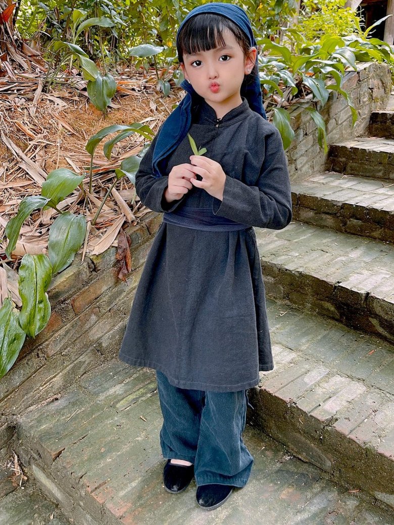 Hai bà cháu người Tày khiến ai cũng xuýt xoa: Cháu xinh như búp bê, bà ...