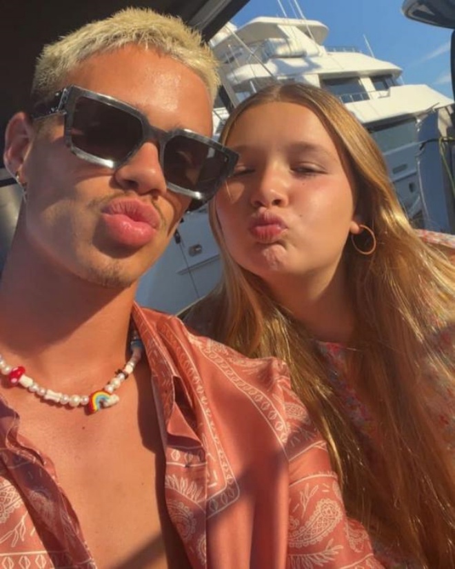 Harper là tiểu công chúa hạnh phúc nhất thế giới, được bố Beckham cưng ...