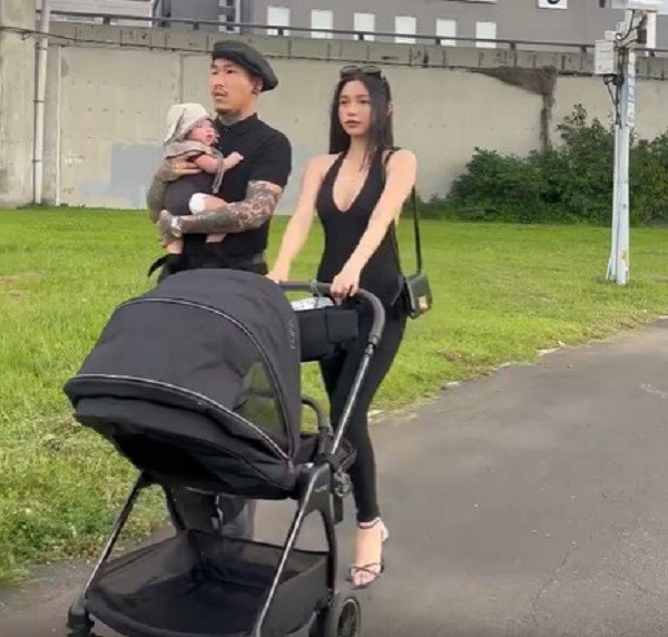 Mẫu nữ mang bầu vẫn nóng bỏng, sau sinh nằm hút sữa cũng quyến rũ khó cưỡng
