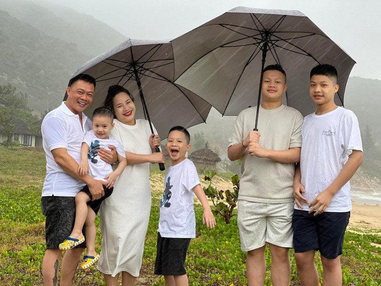 BTV đông con nhất VTV Trần Quang Minh: Ở cơ quan là sếp lớn, về nhà khéo chăm con, nể vợ