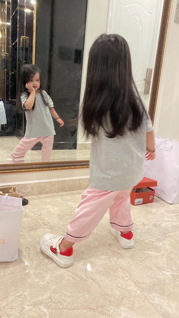 Chị gái Ngọc Trinh U40 sinh con thứ 2 với chồng kém tuổi, em bé giờ điệu không kém mẹ