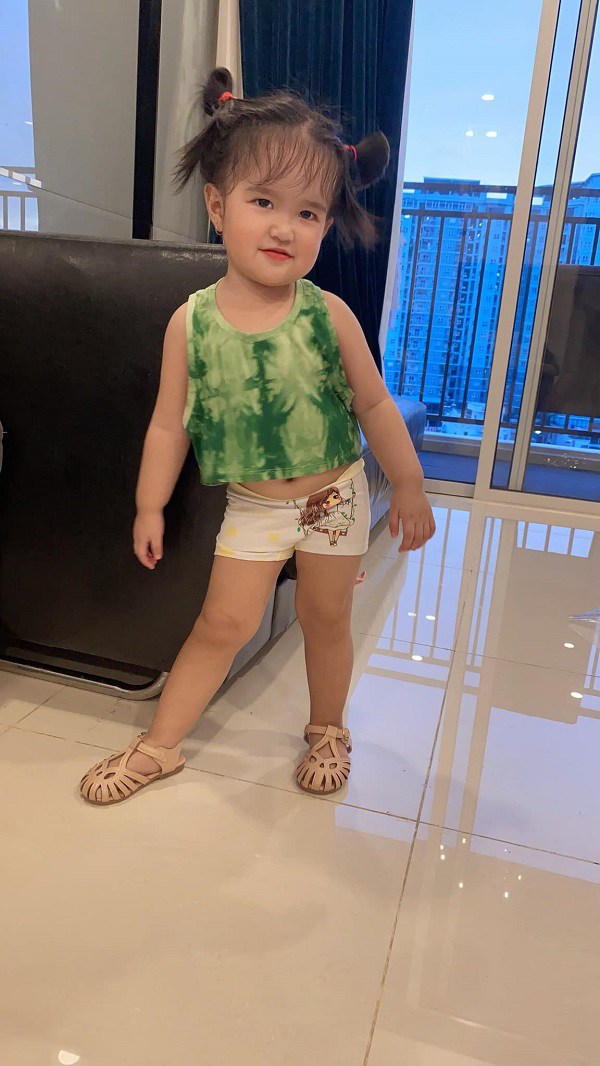 Chị gái Ngọc Trinh U40 sinh con thứ 2 với chồng kém tuổi, em bé giờ điệu không kém mẹ