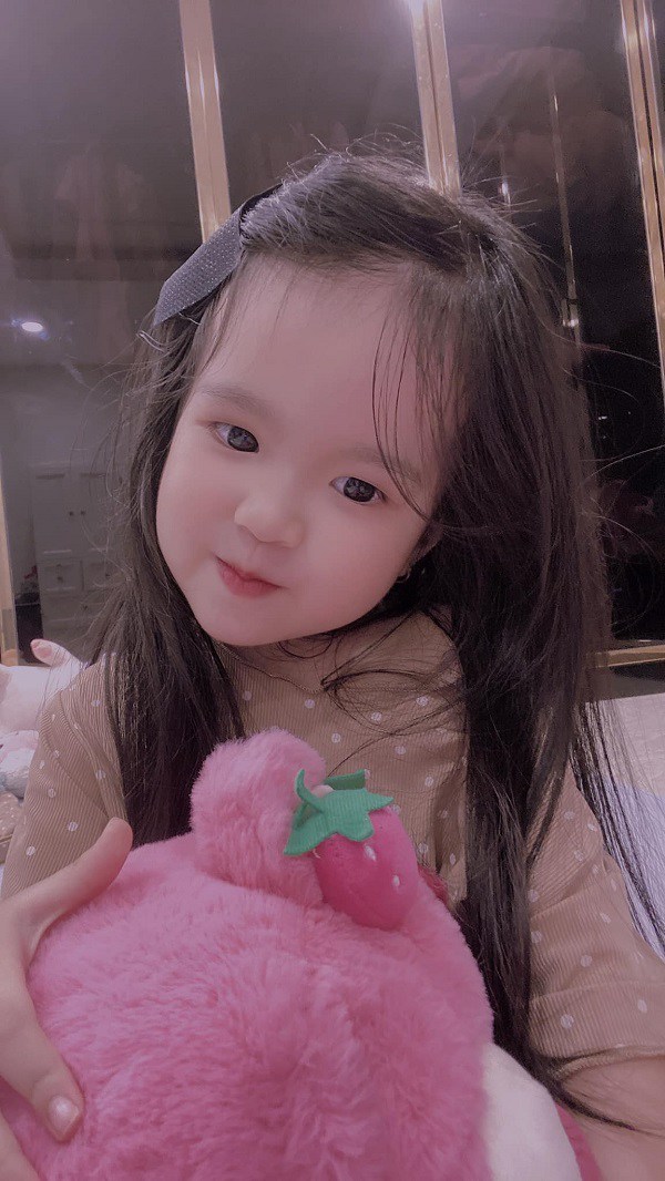 Chị gái Ngọc Trinh U40 sinh con thứ 2 với chồng kém tuổi, em bé giờ điệu không kém mẹ