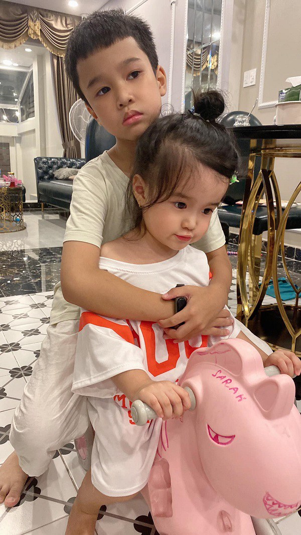 Chị gái Ngọc Trinh U40 sinh con thứ 2 với chồng kém tuổi, em bé giờ điệu không kém mẹ