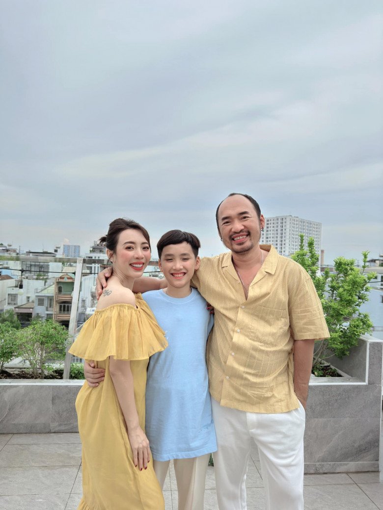 Chị 13 mặc váy cưới mỏng như lá lúa, cháy như gái đôi mươi cạnh ông xã ...