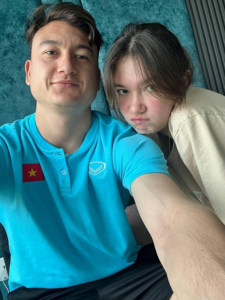 Em gái Tây của thủ môn đội tuyển Việt Nam 16 tuổi đẹp như búp bê, cao ...