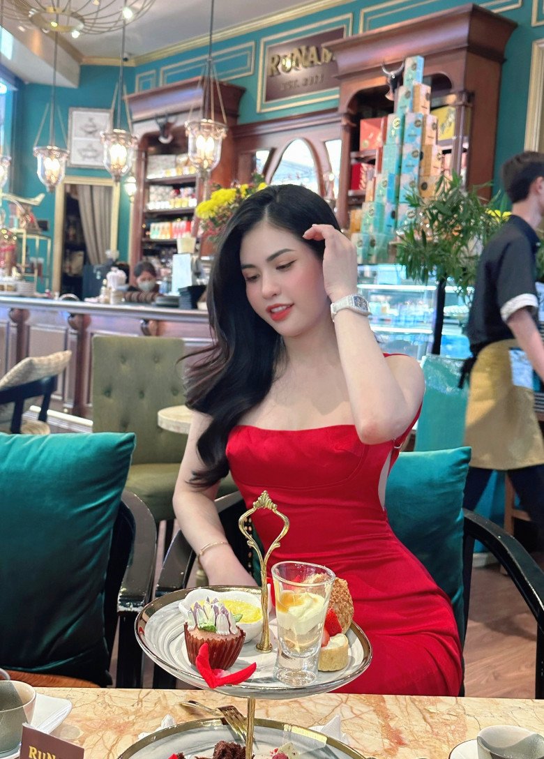 Vợ cũ Việt Anh U40 lão hóa ngược, khung xương hoàn mỹ, da nhẵn thín như gái đôi mươi