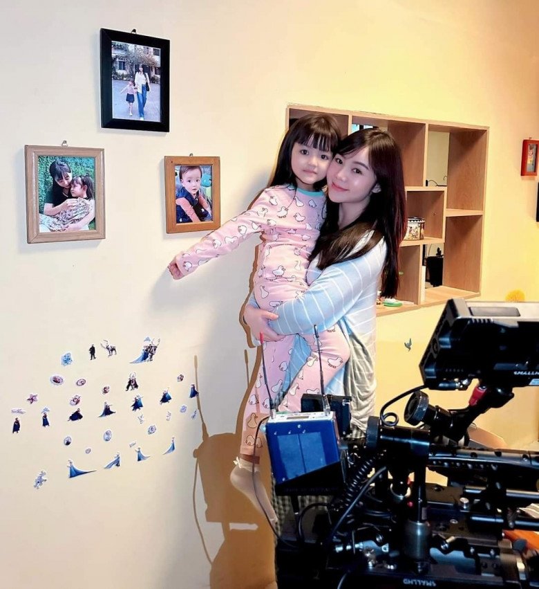 Em gái Quỳnh Búp Bê diện váy ngủ khoe mặt mộc, có trắng nõn như trên Facebook?