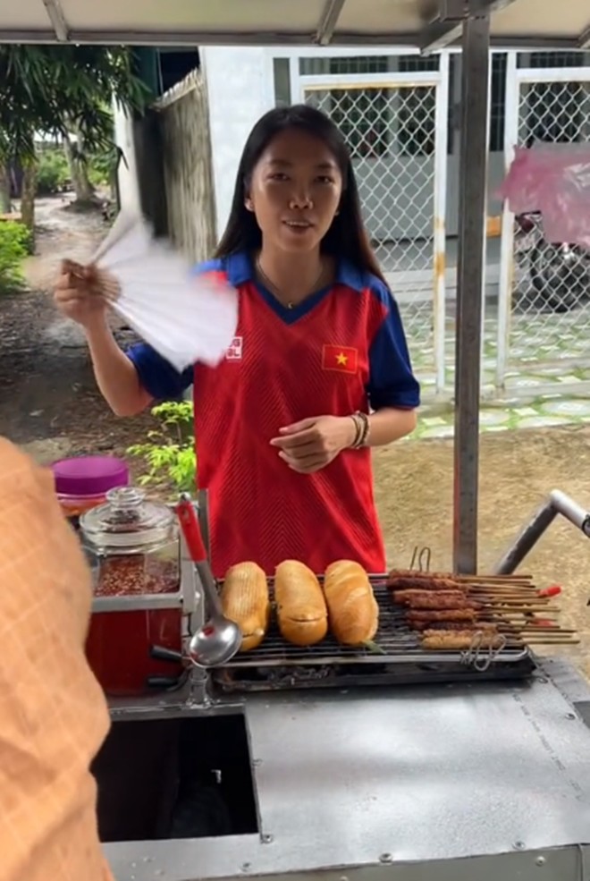 Thú vị cảnh Huỳnh Như - thủ lĩnh tuyển nữ Việt Nam đứng bán bánh mì, dạy gái Tây nấu ăn để làm ...