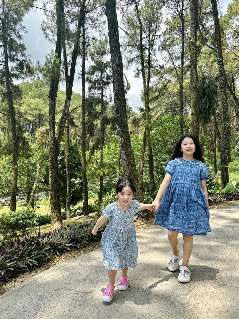 Con gái Jennifer Phạm có bố gia thế khủng, 3 tuổi đi giày chục triệu ...