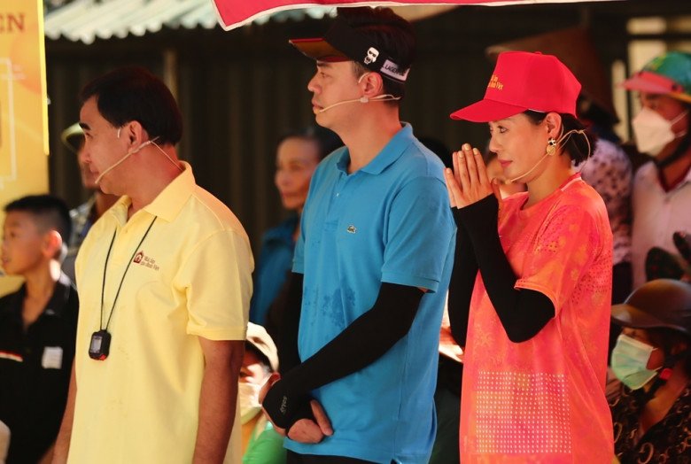 Khoảnh khắc MC Tuấn Tú ôm mặt khóc nức nở trên truyền hình