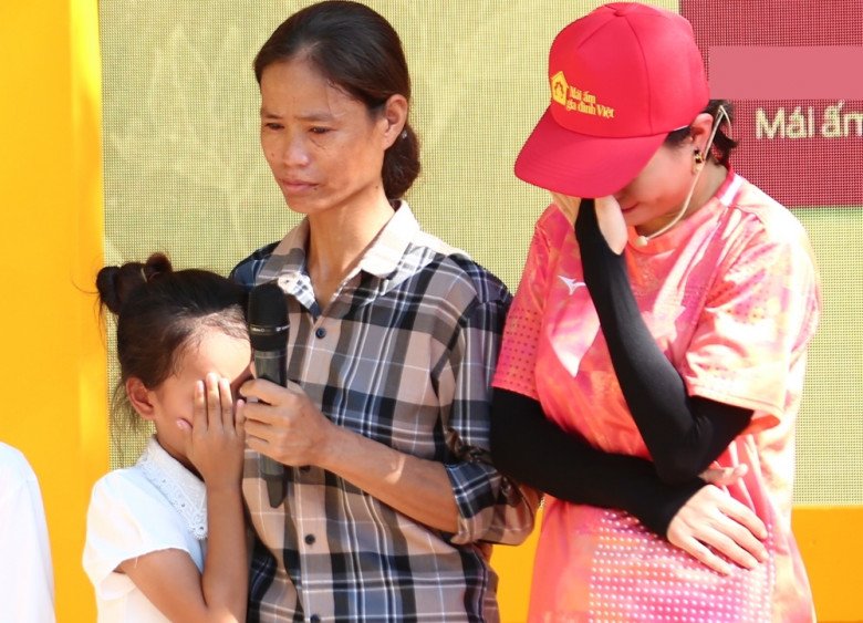 Khoảnh khắc MC Tuấn Tú ôm mặt khóc nức nở trên truyền hình