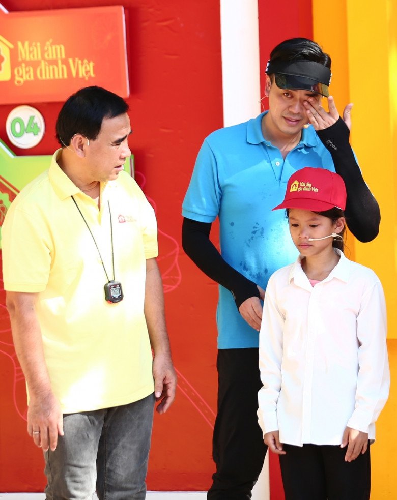 Khoảnh khắc MC Tuấn Tú ôm mặt khóc nức nở trên truyền hình