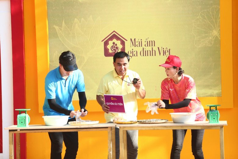 Khoảnh khắc MC Tuấn Tú ôm mặt khóc nức nở trên truyền hình