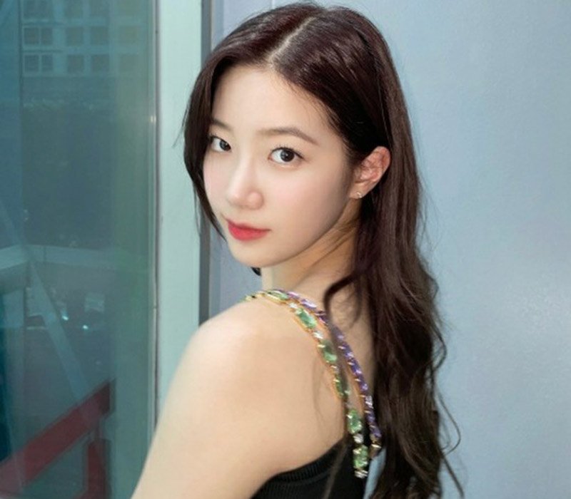 Người đẹp 2K3 mặc chiếc áo 5cm ra tận sân bay, ai ai cũng nhìn