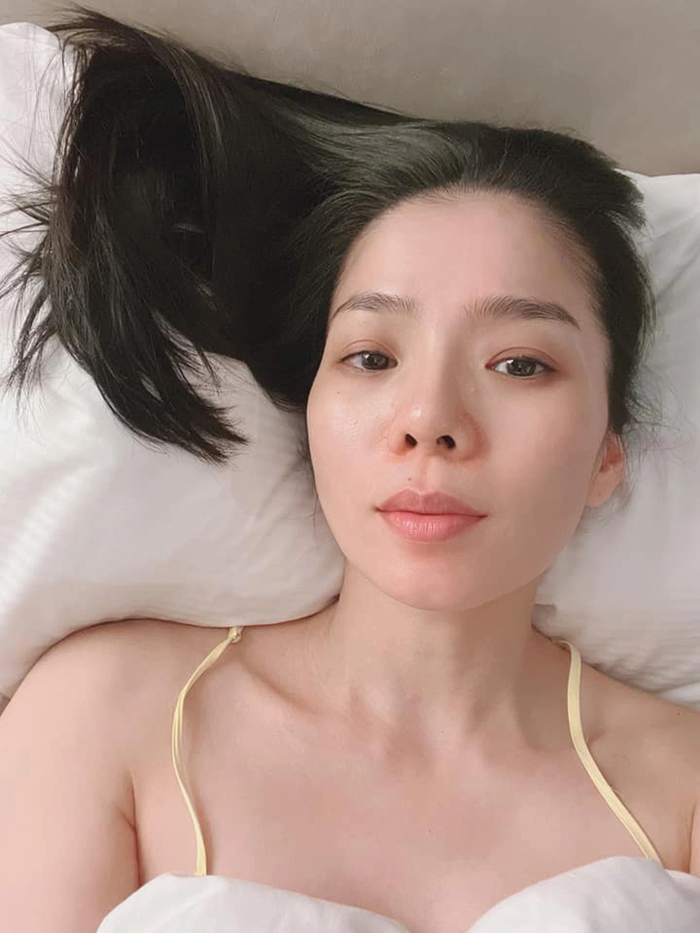 Lệ Quyên khoe dáng nuột nà bên con trai giống Lâm Bảo Châu, dân tình nhận xét nhăn nheo hết rồi