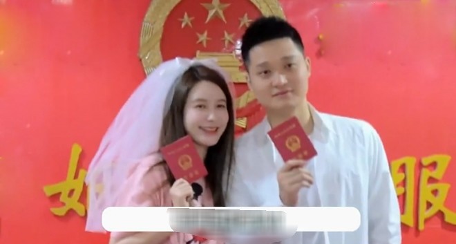 Đá chủ tịch Taobao sau khi khiến anh bỏ vợ, nàng chân dài cưới luôn chàng khác, diện mạo tầm thường