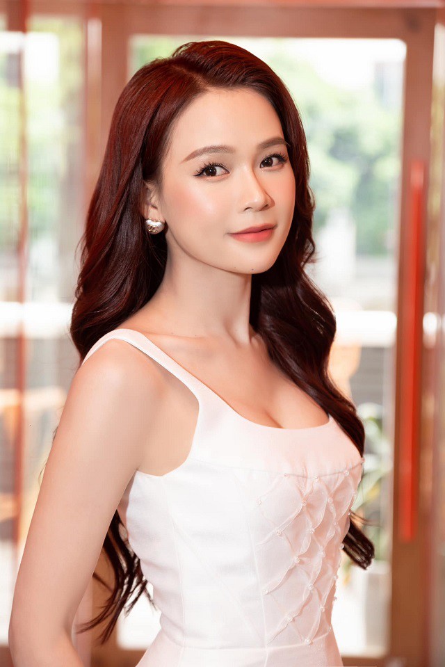 Hotgirl tài sản 50 tỷ tự đăng ảnh mặt thon eo tí hon, không còn gây vỡ mộng như lúc bị chụp lén