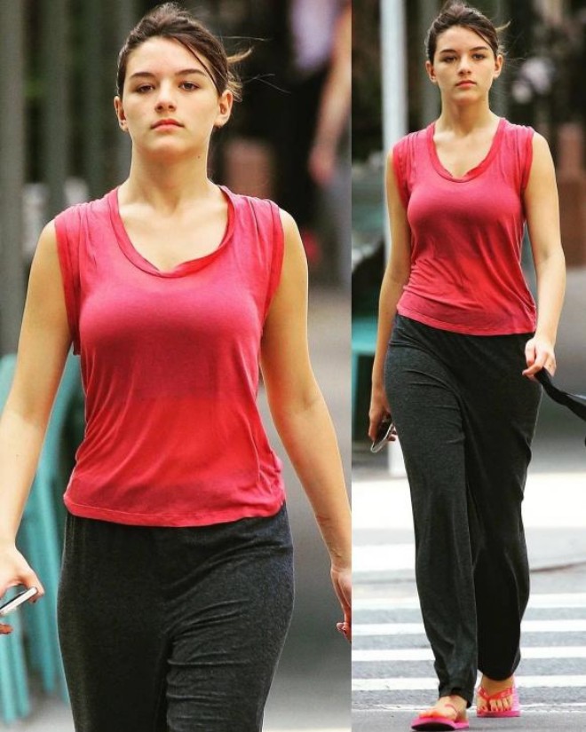 Suri Cruise không còn là bé con, 17 tuổi đi dép tông và ăn mặc xuề xòa ...