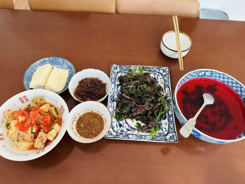 Mẹ đơn thân Maya giờ sống kín tiếng, khoe mâm cơm nhưng toàn món ăn mộc ...