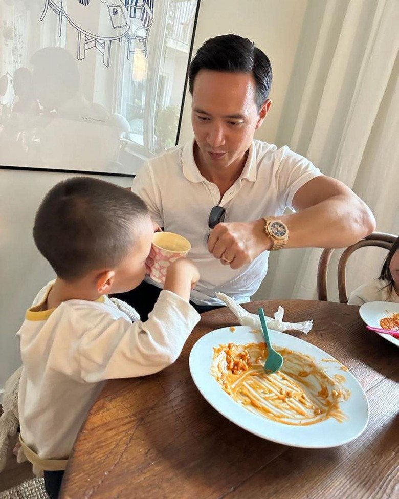 Cặp song sinh nhà Hồ Ngọc Hà như dân bản xứ ở châu Âu nhờ dòng máu lai ...