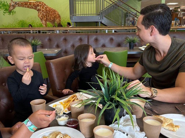 Cặp song sinh nhà Hồ Ngọc Hà như dân bản xứ ở châu Âu nhờ dòng máu lai ...