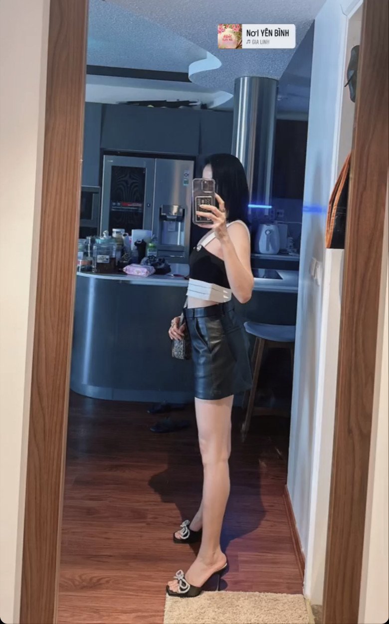 Thấp hơn tình trẻ 20cm, Lệ Quyên vẫn có thanh kiếm dài, tự hào khoe trước gương