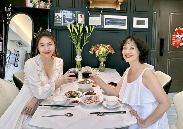 Ca sĩ nhà 6 tỷ ăn cùng giúp việc cũng phải bày biện đẹp, NSND Lê Khanh đến nhà ăn chực