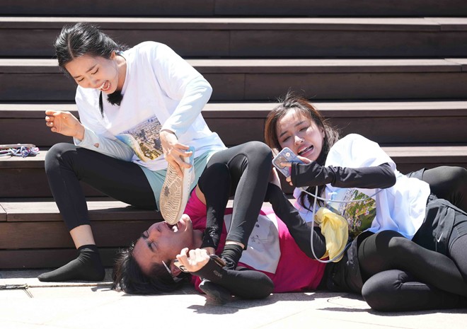 Trường Giang ôm bộ phận nhạy cảm, trai đẹp bị xé toạc quần, dàn sao nữ ...