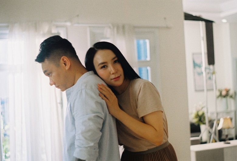 Khắc Việt và bà xã Thảo Bebe hóa ông bà già vẫn cực đẹp đôi gây thích thú