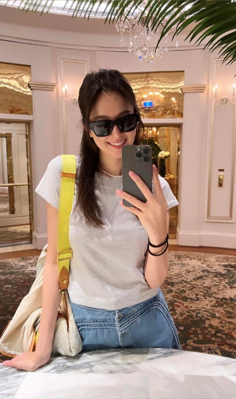 Chàng trai Thái Lan tuổi U40 đẹp như búp bê sống, ảnh team qua đường chụp ở Việt Nam gây sốt