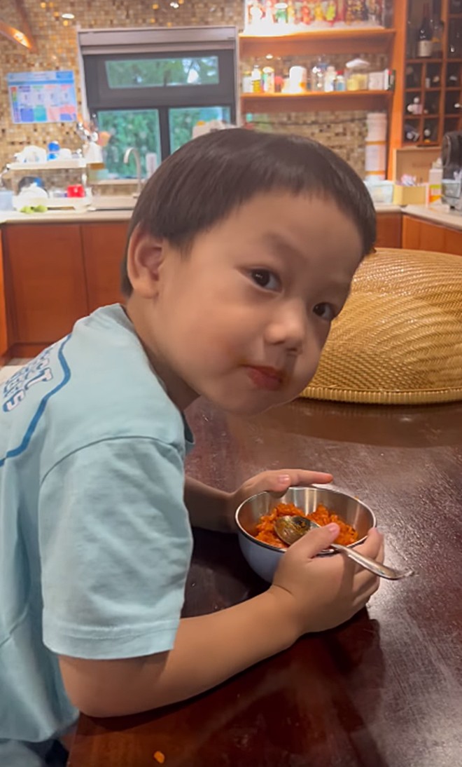 2 giờ sáng danh hài Xuân Bắc vẫn chưa ăn tối, thấy món này trên bàn liền thốt lên: Tiêu chuẩn ...