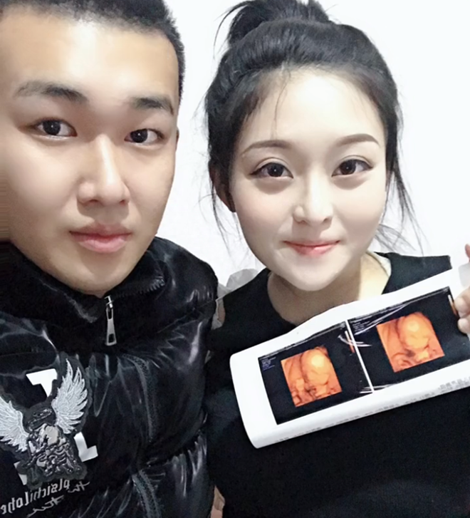 Cô gái 1m có thai với trai đẹp 1m87, nhìn chân con mới chào đời ai cũng ...