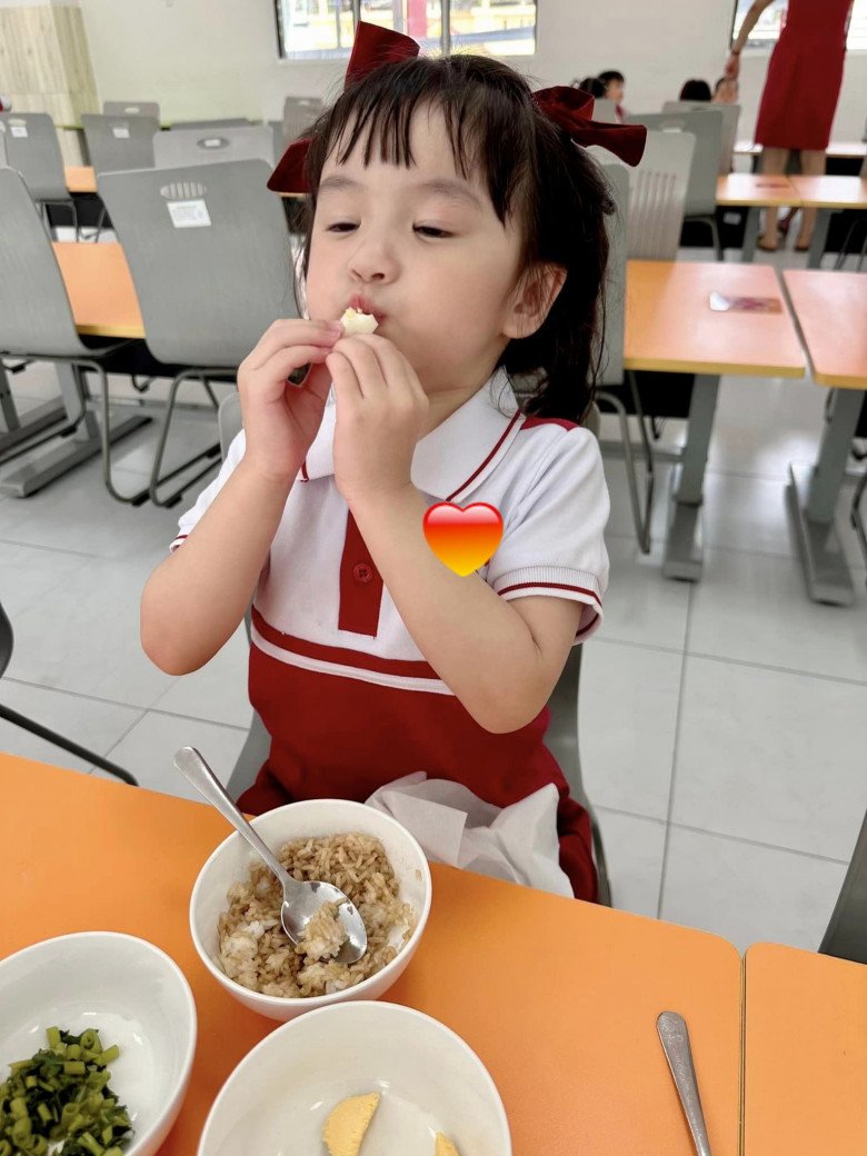 Đoàn Di Băng cho con học mẫu giáo 350 triệu/năm, nhìn cơm trưa đạm bạc ...