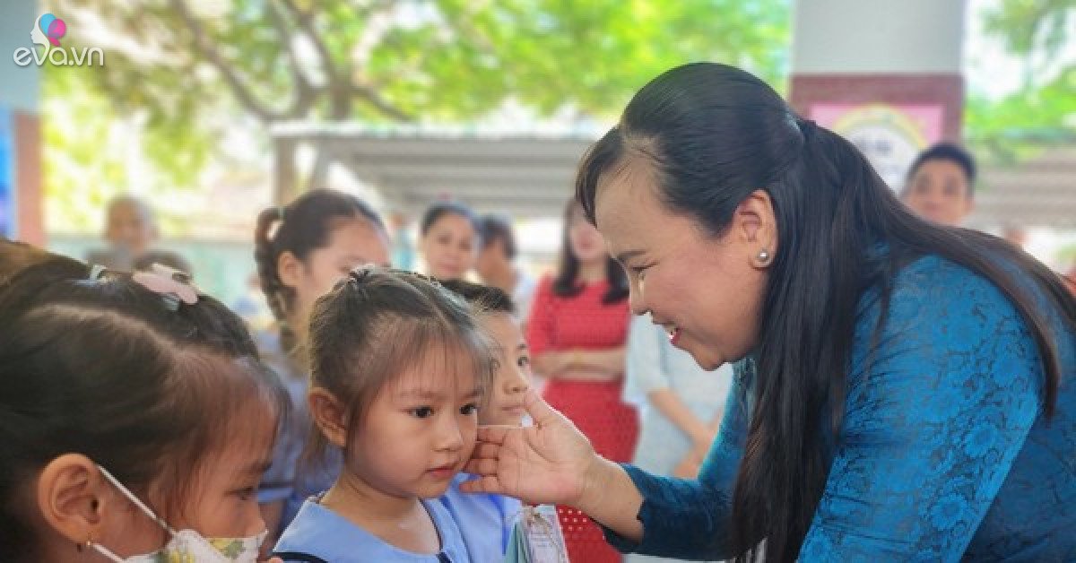 Học sinh lớp 1 khóc, cười trong ngày tựu trường