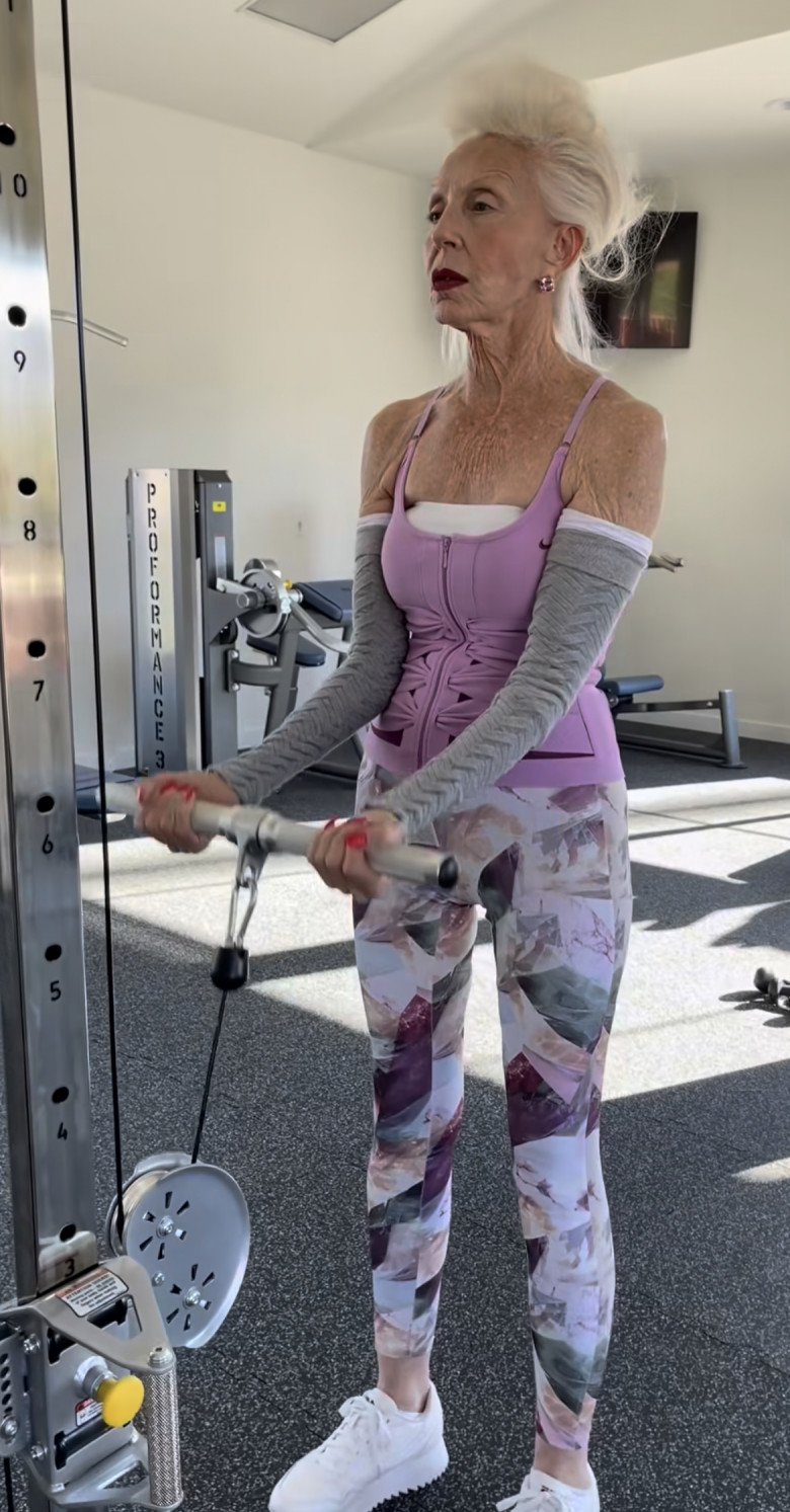 Bà ngoại U80 mặc áo tắm khoe dáng tràn trề sắc xuân, nhờ hừng hực làm ...