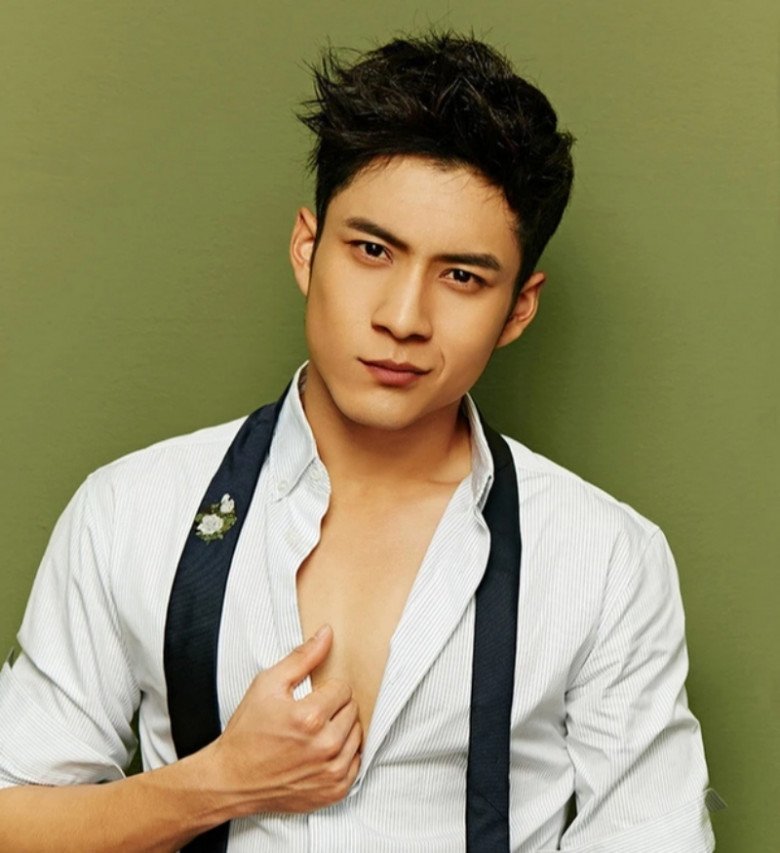 Chàng nam thần có tài nhưng sớm hết thời vì quá đẹp trai, công ty "cấm ...