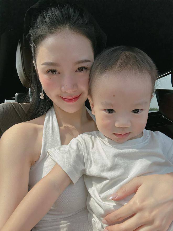 Hoa khôi tiếp viên hàng không 2 năm sinh 2 con cùng nam giám đốc, sắm cỗ đầy tháng cho con đúng ...